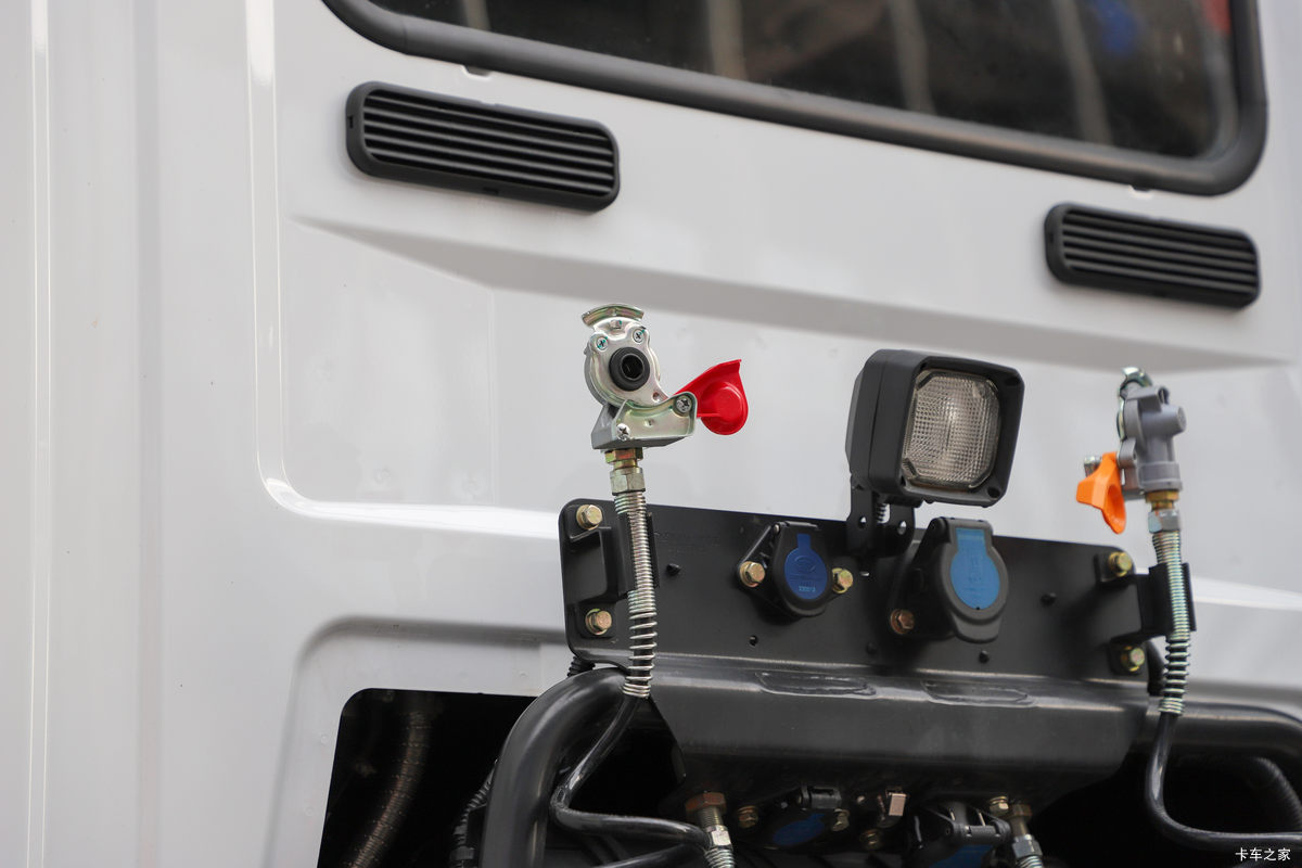 【图】一汽解放 J7重卡 620马力 6X4 AMT自动档牵引车_实拍图片_1800883_卡车之家