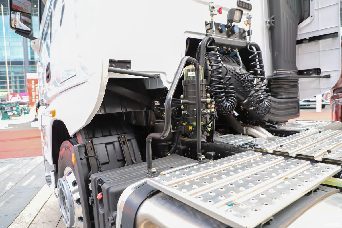 【图】一汽解放 J7重卡 620马力 6X4 AMT自动档牵引车_实拍图片_1800883_卡车之家