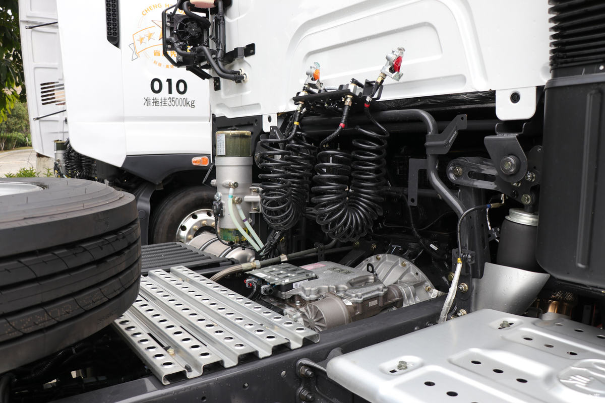 【图】东风柳汽 乘龙H7重卡 480马力 4X2 AMT自动档牵引车(东康12L)(LZ4180H7AC1)_实拍图片_1819093_卡车之家