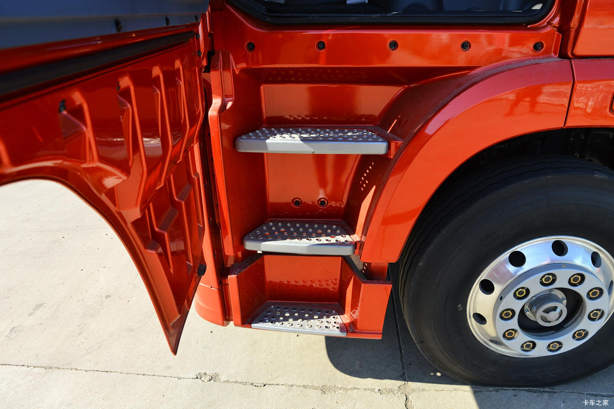 【图】青岛解放 JH6重卡 智尊版 530马力 6X4 LNG AMT自动档牵引车(国六)_实拍图片_1835881_卡车之家