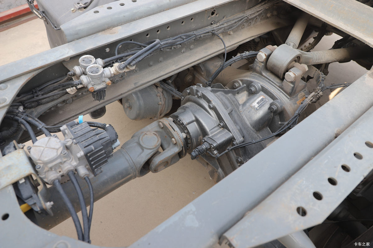 【图】中国重汽 HOWO TX重卡 25T 6X4 换电式纯电动牵引车(ZZ4257V384GZ1SBEV)282kWh_实拍图片 ...