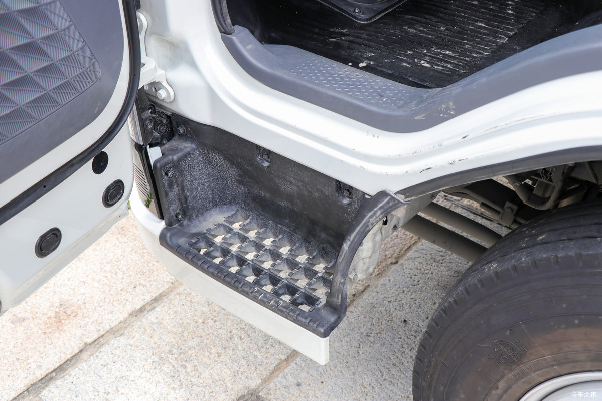 【图】江铃 乐行E路达 7.3T 4X2 6.8米纯电动厢式载货车100.46kWh_实拍图片_1875576_卡车之家