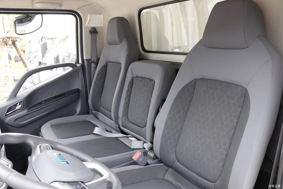 【图】江铃 乐行E路达 7.3T 4X2 6.8米纯电动厢式载货车100.46kWh_实拍图片_1875576_卡车之家