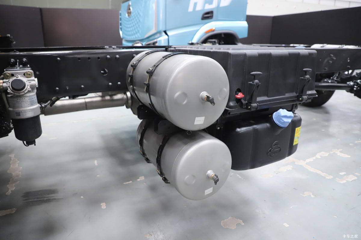 【图】东风柳汽 乘龙H5 300马力 4X2 6.8米仓栅式载货车(LZ5180CCYH5AC1)_实拍图片_1907567_卡车之家