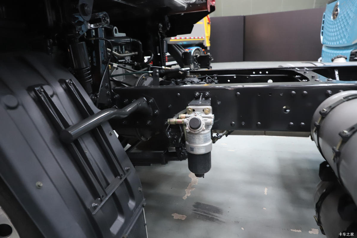 【图】东风柳汽 乘龙H5 300马力 4X2 6.8米仓栅式载货车(LZ5180CCYH5AC1)_实拍图片_1907567_卡车之家