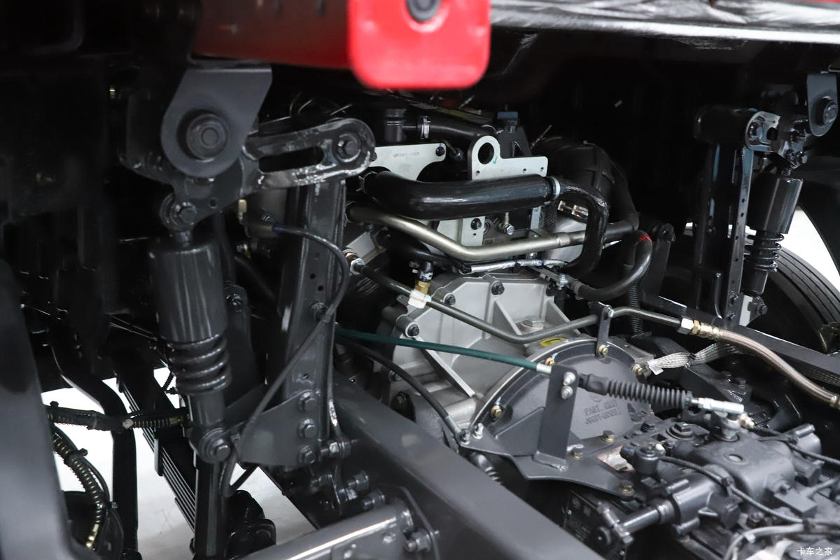 【图】东风柳汽 乘龙H5 300马力 4X2 6.8米仓栅式载货车(LZ5180CCYH5AC1)_实拍图片_1907567_卡车之家