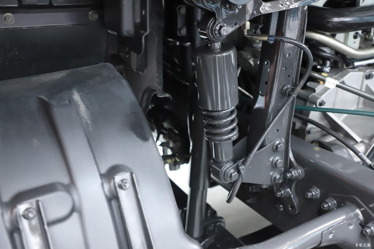 【图】东风柳汽 乘龙H5 300马力 4X2 6.8米仓栅式载货车(LZ5180CCYH5AC1)_实拍图片_1907567_卡车之家