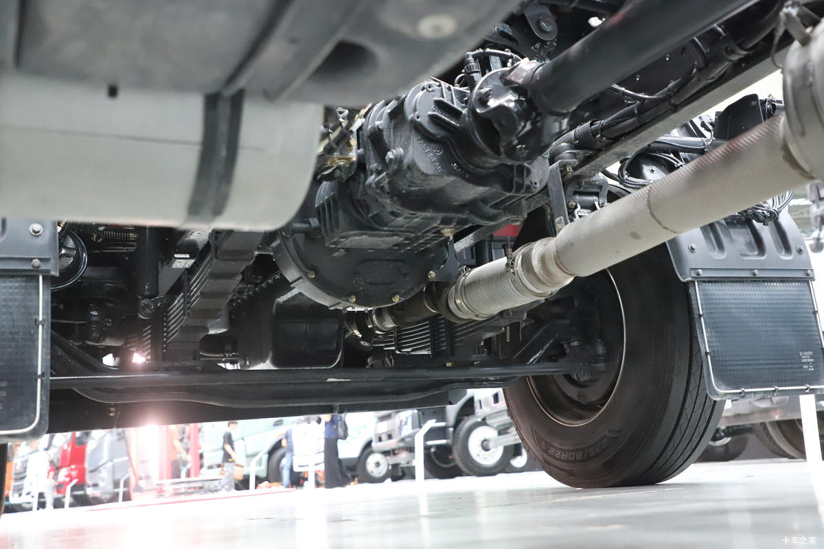 【图】东风柳汽 乘龙H5 300马力 4X2 6.8米仓栅式载货车(LZ5180CCYH5AC1)_实拍图片_1907567_卡车之家