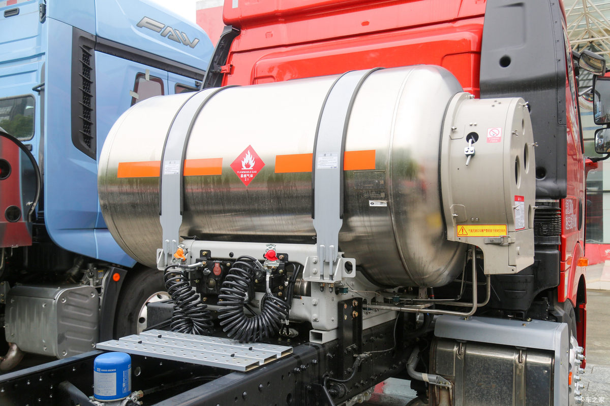 【图】一汽解放 J6P 经典版 530马力 6X4 LNG自动档牵引车(CA4250P66M25T1E6)_实拍图片_1929091_卡车之家
