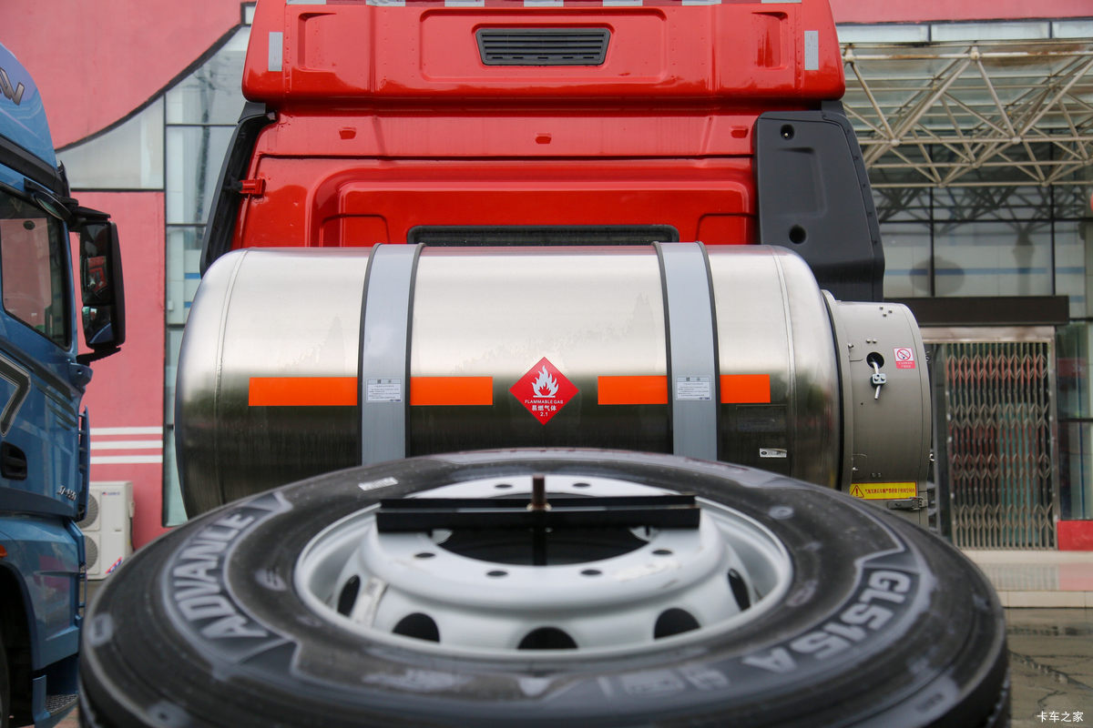 【图】一汽解放 J6P 经典版 530马力 6X4 LNG自动档牵引车(CA4250P66M25T1E6)_实拍图片_1929112_卡车之家