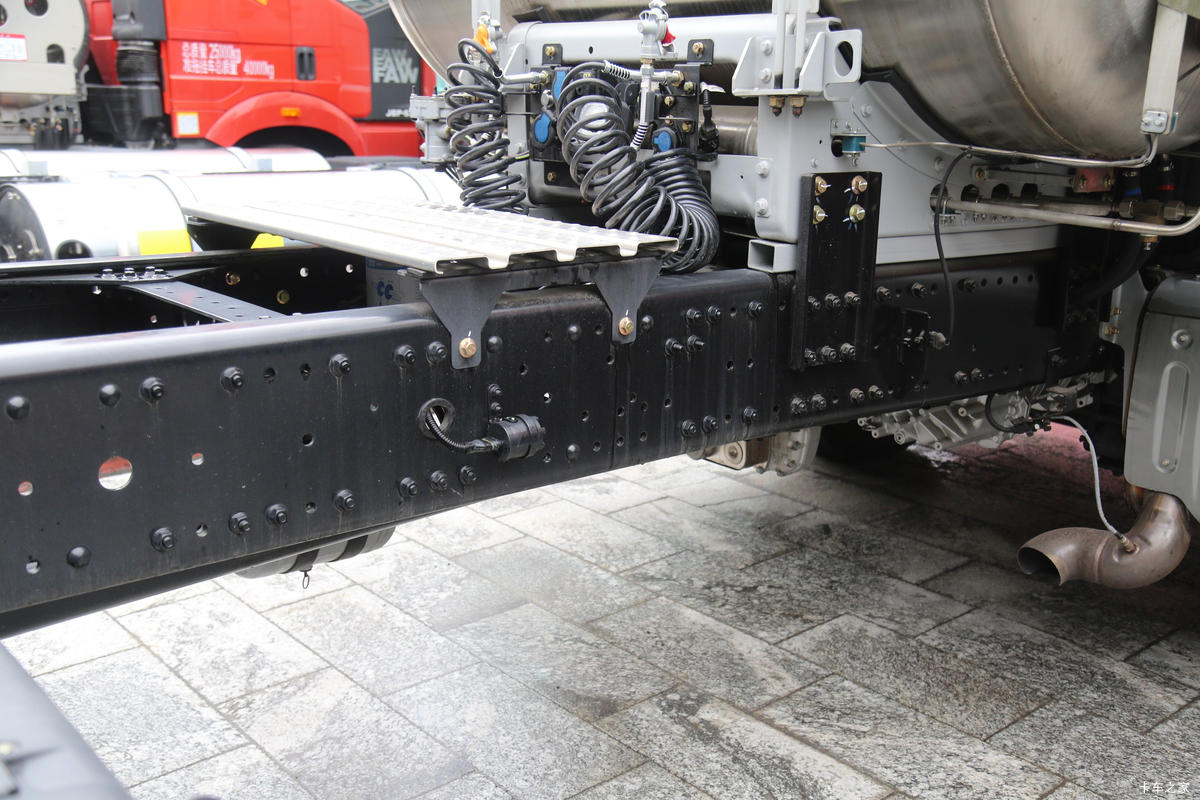 【图】一汽解放 J7重卡 经典版 530马力 6X4 LNG自动档牵引车(CA4250P77M26T1E6)_实拍图片_1929426_卡车之家