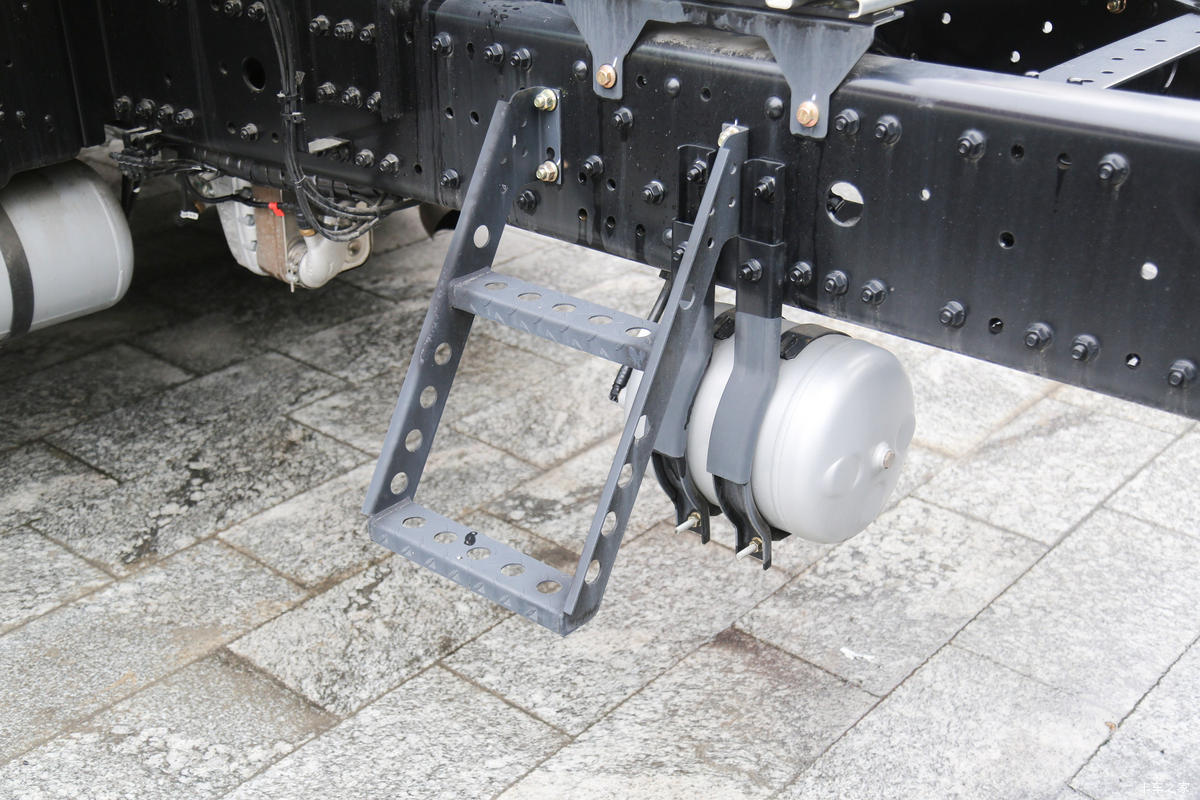 【图】一汽解放 J7重卡 经典版 530马力 6X4 LNG自动档牵引车(CA4250P77M26T1E6)_实拍图片_1929454_卡车之家