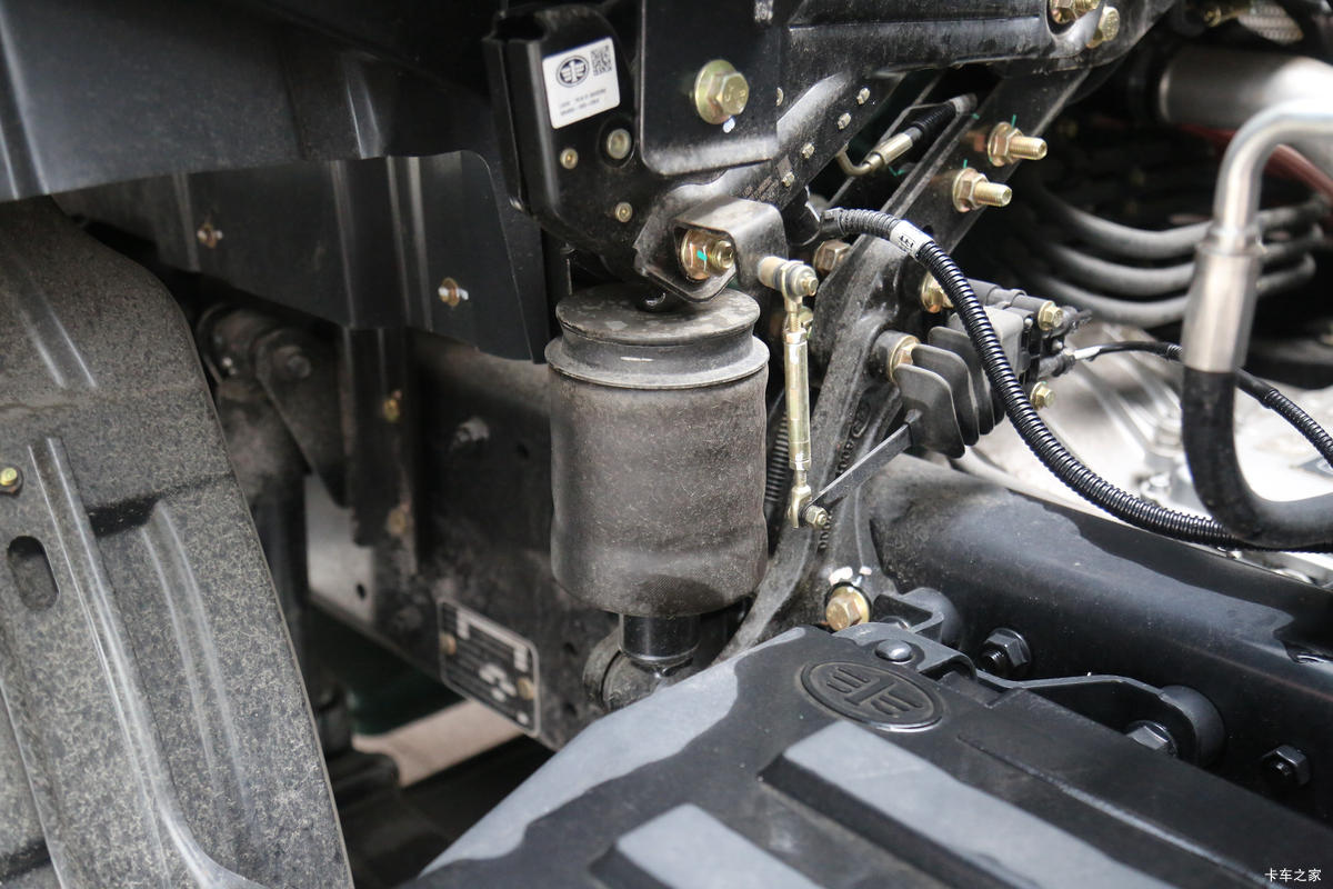 【图】一汽解放 J7重卡 经典版 530马力 6X4 LNG自动档牵引车(CA4250P77M26T1E6)_实拍图片_1929449_卡车之家