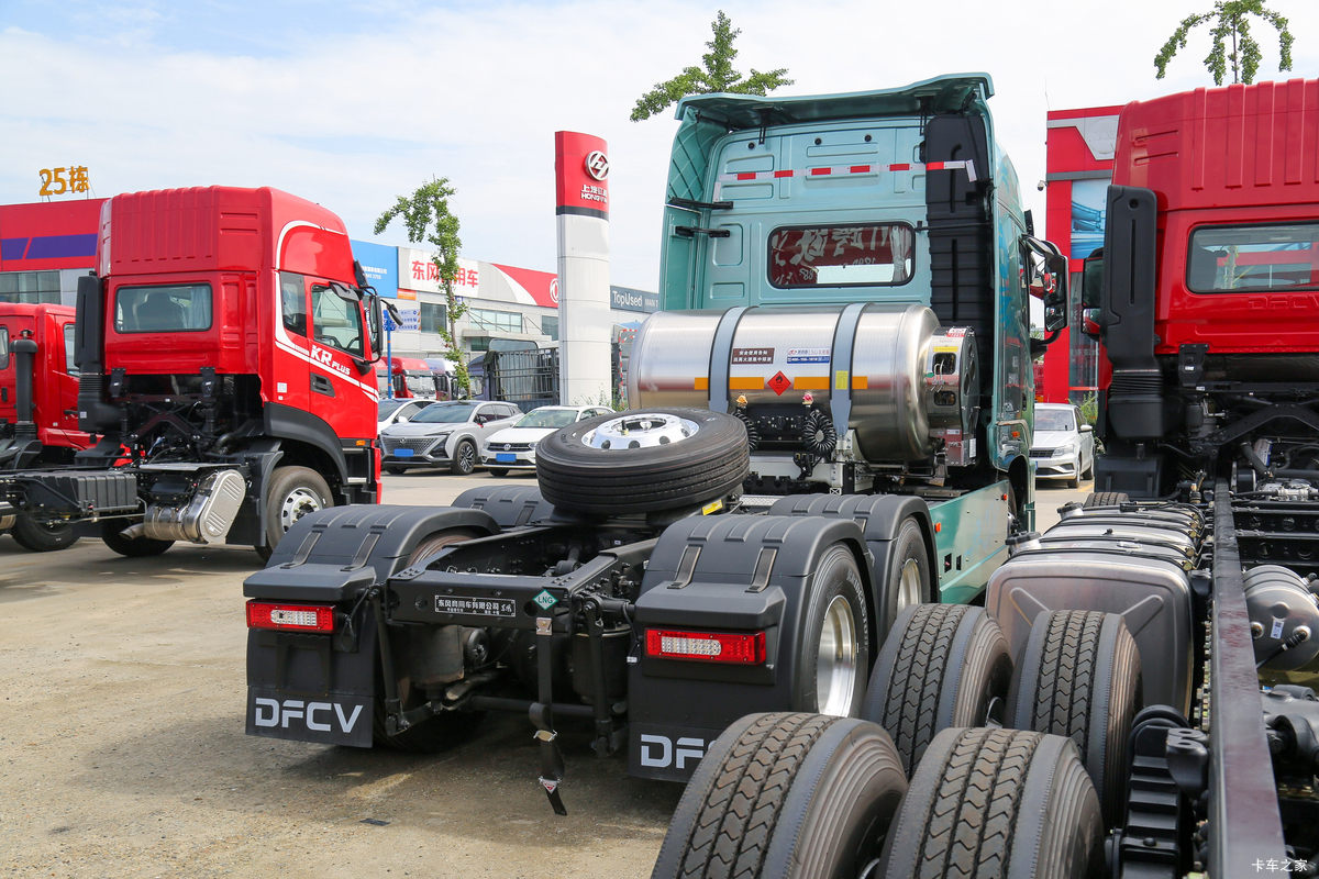 【图】东风商用车 天龙旗舰GX 580马力 6X4 LNG自动档牵引车(液缓)(DFH4250DX13)_实拍图片_1942030_卡车之家