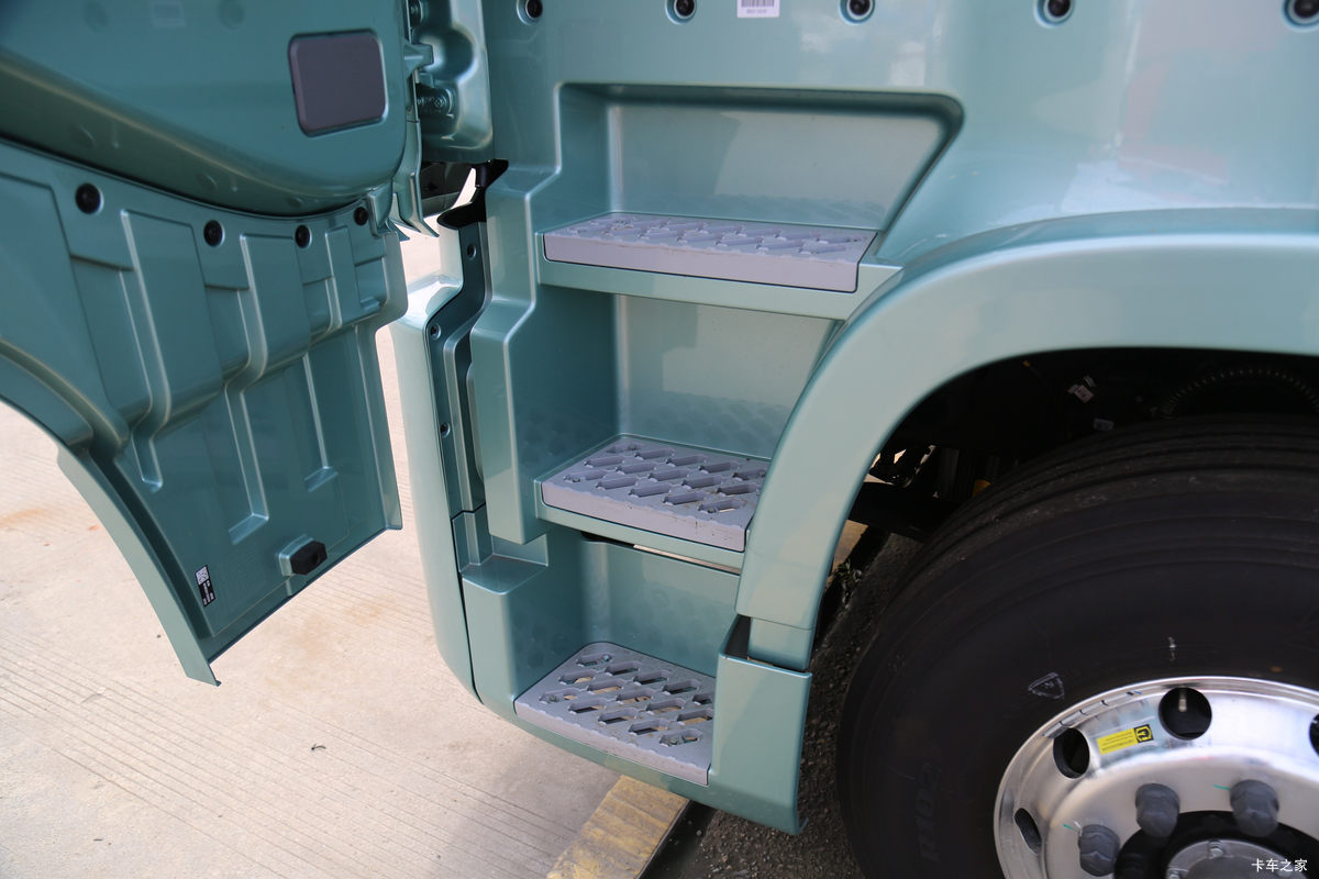 【图】东风商用车 天龙旗舰GX 580马力 6X4 LNG自动档牵引车(液缓)(DFH4250DX13)_实拍图片_1942075_卡车之家