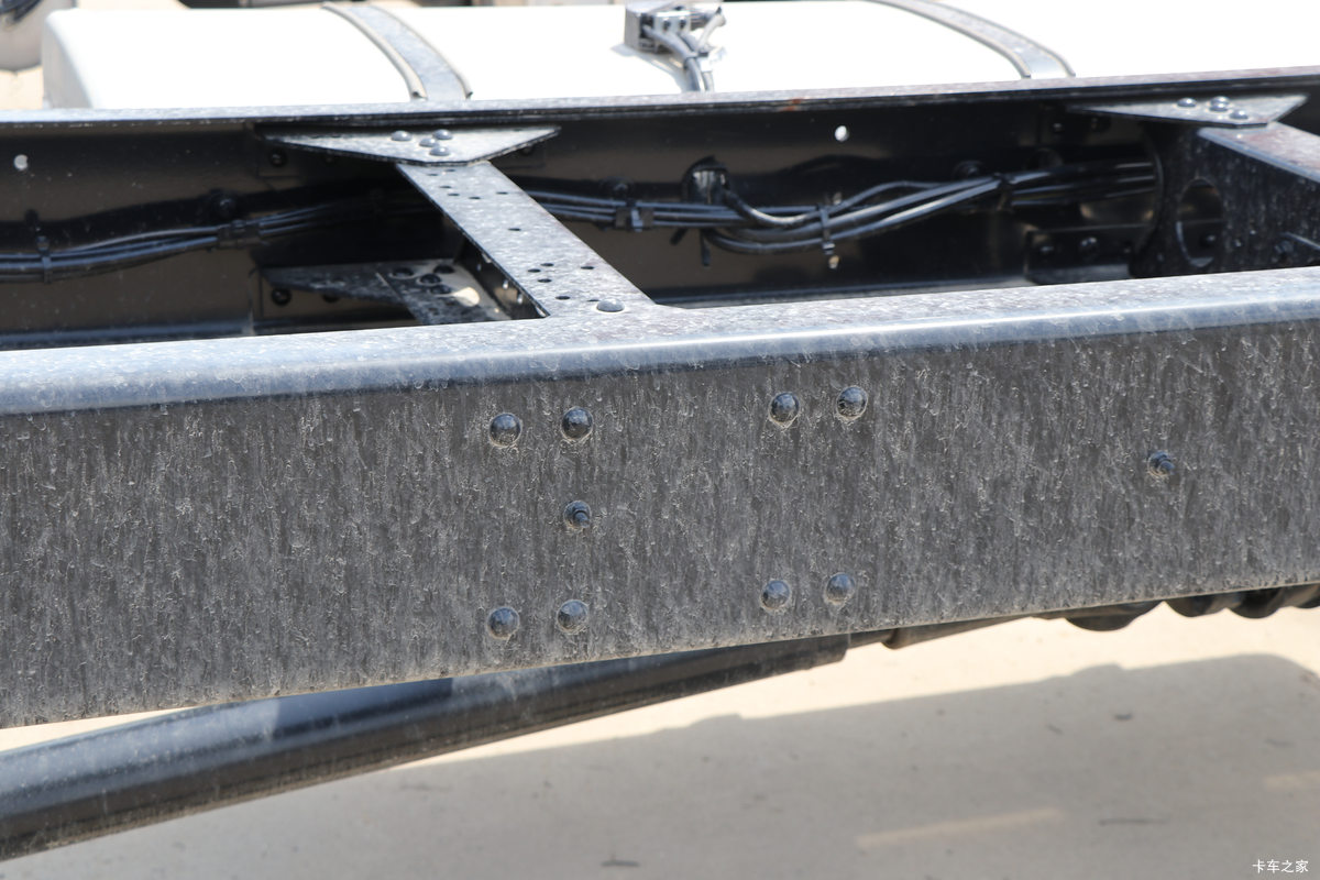 【图】青岛解放 JK6中卡 300马力 4X2 6.8米仓栅式载货车(一汽解放8档)(CA5180CCYP28K8L2E6A90)_实拍图片_1945029_卡车之家