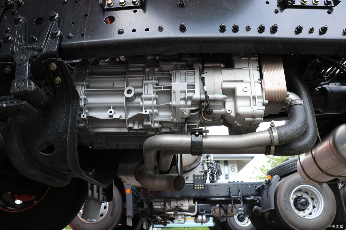 【图】青岛解放 JH6重卡 智越版 南方款 560马力 6X4 LNG自动档牵引车(液缓)(CA4258P25K15T1NE6A81)_实拍图片_1985151_卡车之家