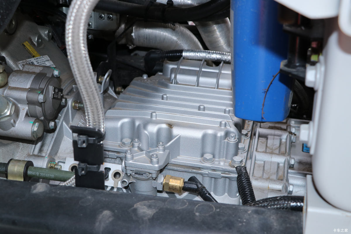 【图】青岛解放 JH6重卡 智越版 南方款 560马力 6X4 LNG自动档牵引车(液缓)(CA4258P25K15T1NE6A81)_实拍图片_1985151_卡车之家