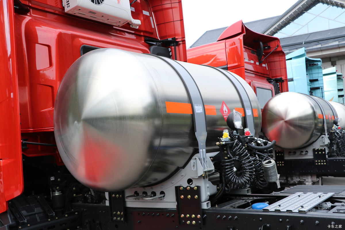 【图】青岛解放 JH6重卡 智越版 南方款 560马力 6X4 LNG自动档牵引车(液缓)(CA4258P25K15T1NE6A81)_实拍图片_1985151_卡车之家