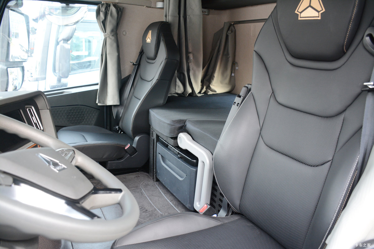 【图】中国重汽 HOWO TH7-N重卡 540马力 6X4 AMT自动档牵引车(ZZ4257V324HF1H)_实拍图片_2012892_卡车之家