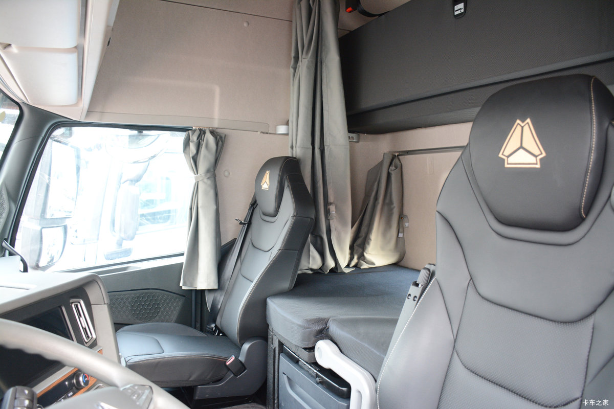 【图】中国重汽 HOWO TH7-N重卡 540马力 6X4 AMT自动档牵引车(ZZ4257V324HF1H)_实拍图片_2012898_卡车之家