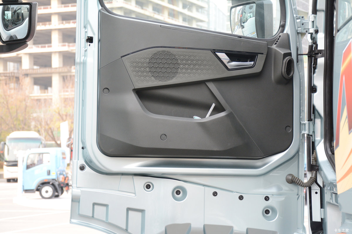 【图】中国重汽 HOWO TH7-N重卡 540马力 6X4 AMT自动档牵引车(ZZ4257V324HF1H)_实拍图片_2012892_卡车之家