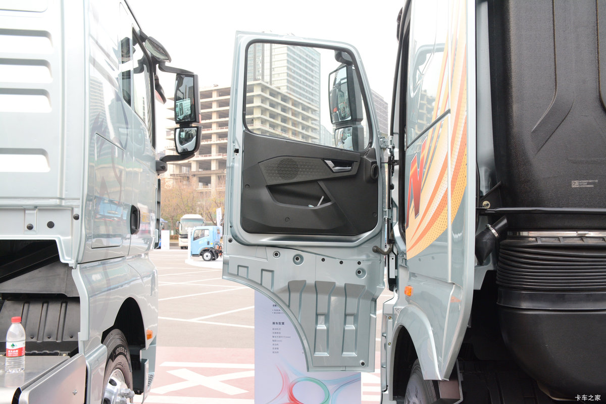 【图】中国重汽 HOWO TH7-N重卡 540马力 6X4 AMT自动档牵引车(ZZ4257V324HF1H)_实拍图片_2012892_卡车之家