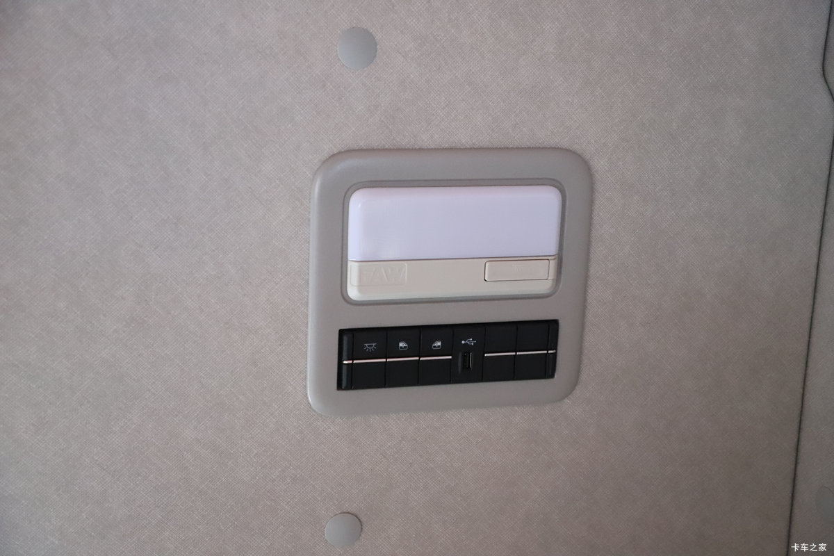 【图】青岛解放 新JH6重卡 660马力 6X4 LNG自动档牵引车_实拍图片_2015291_卡车之家