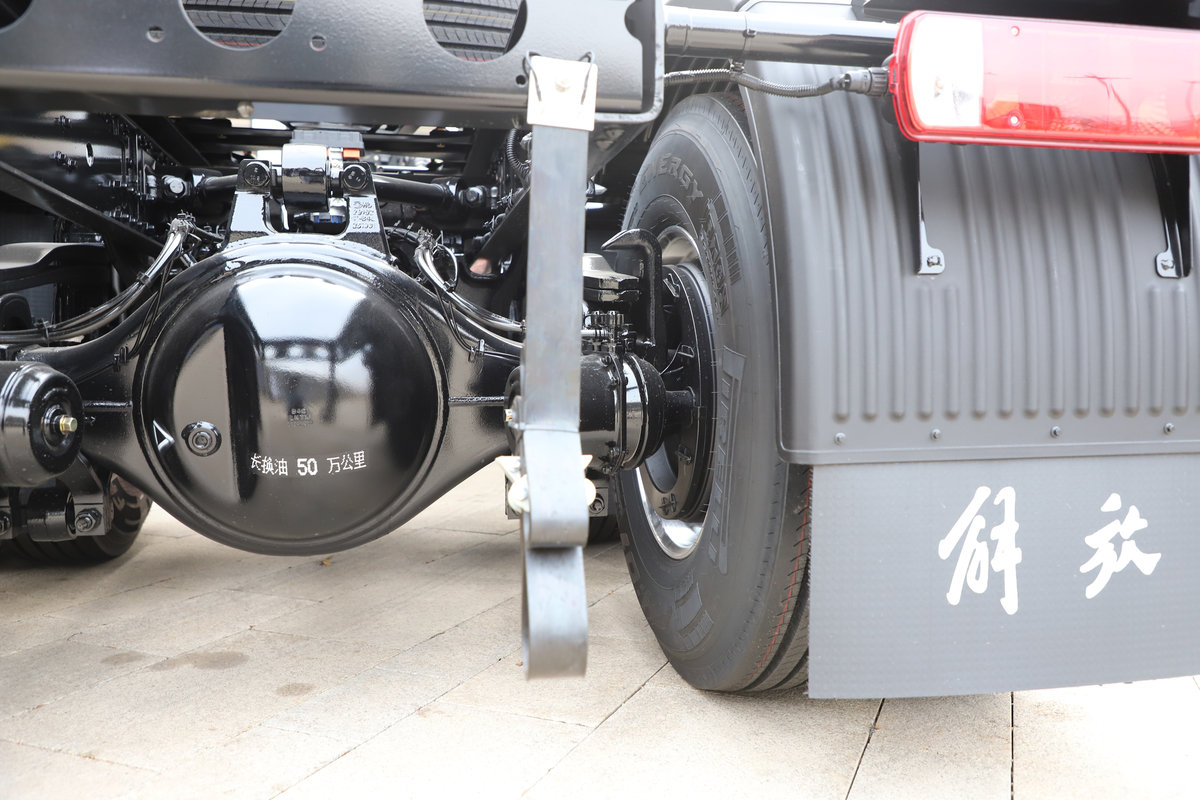 【图】青岛解放 新JH6重卡 660马力 6X4 LNG自动档牵引车_实拍图片_2015339_卡车之家