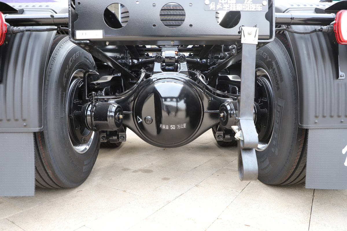 【图】青岛解放 新JH6重卡 660马力 6X4 LNG自动档牵引车_实拍图片_2015338_卡车之家