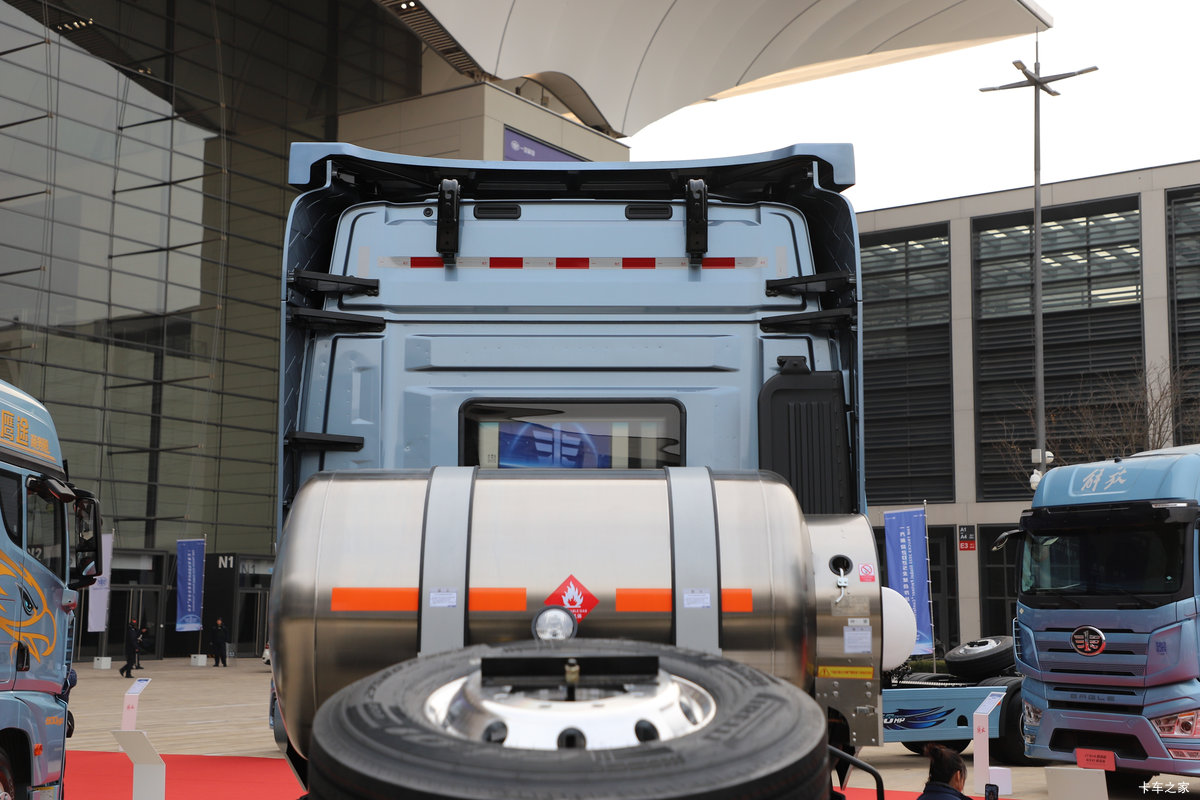 【图】青岛解放 新JH6重卡 660马力 6X4 LNG自动档牵引车_实拍图片_2015341_卡车之家