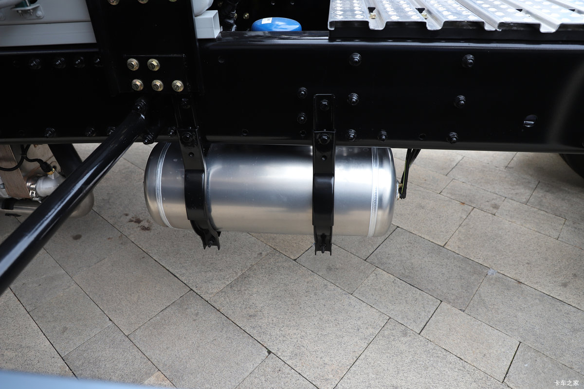 【图】青岛解放 新JH6重卡 660马力 6X4 LNG自动档牵引车_实拍图片_2015335_卡车之家