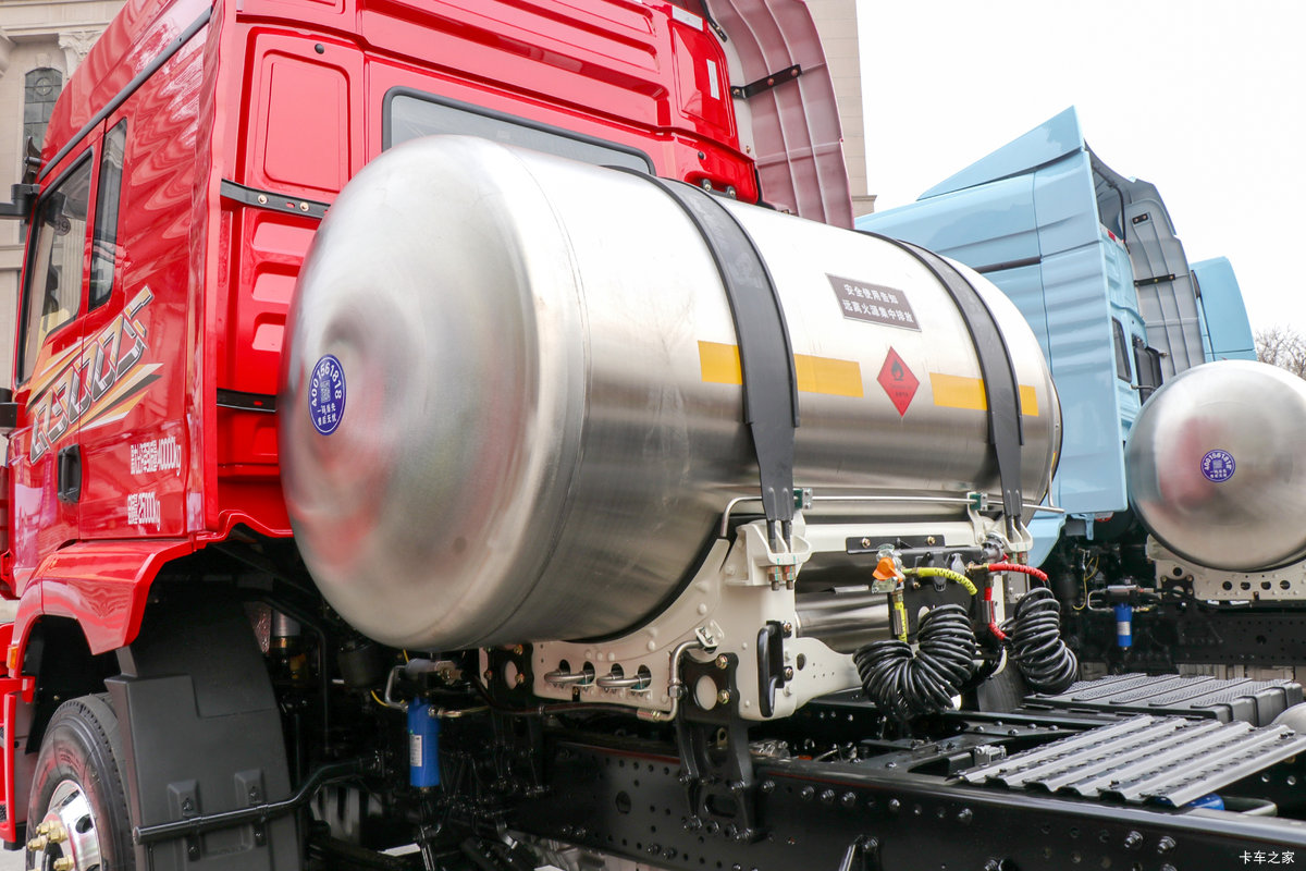 【图】陕汽商用车德御Q300S 轻量化版 14.8L LNG 540马力 6X4 法士特12档 高顶双卧 牵引车_实拍图片_4001918_卡车之家