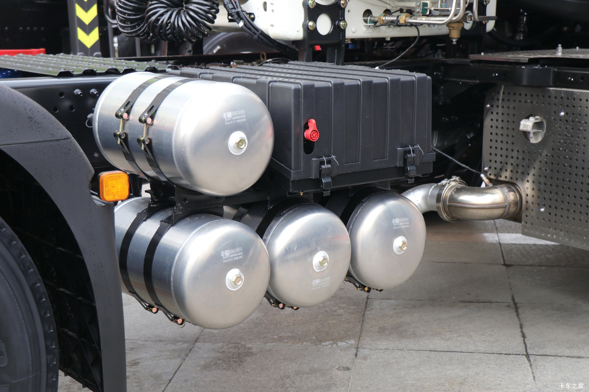 【图】陕汽商用车德御Q300S 轻量化版 14.8L LNG 540马力 6X4 法士特12档 高顶双卧 牵引车_实拍图片_4001938_卡车之家