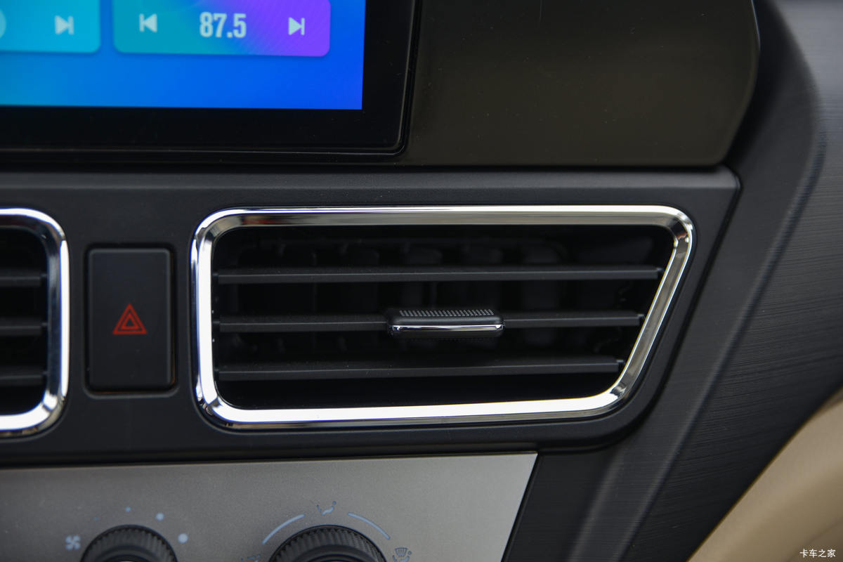 【图】长安跨越 新豹T3 PLUS 豪华版 3T 3.2米单排纯电动栏板微卡41.86kWh_实拍图片_4013415_卡车之家