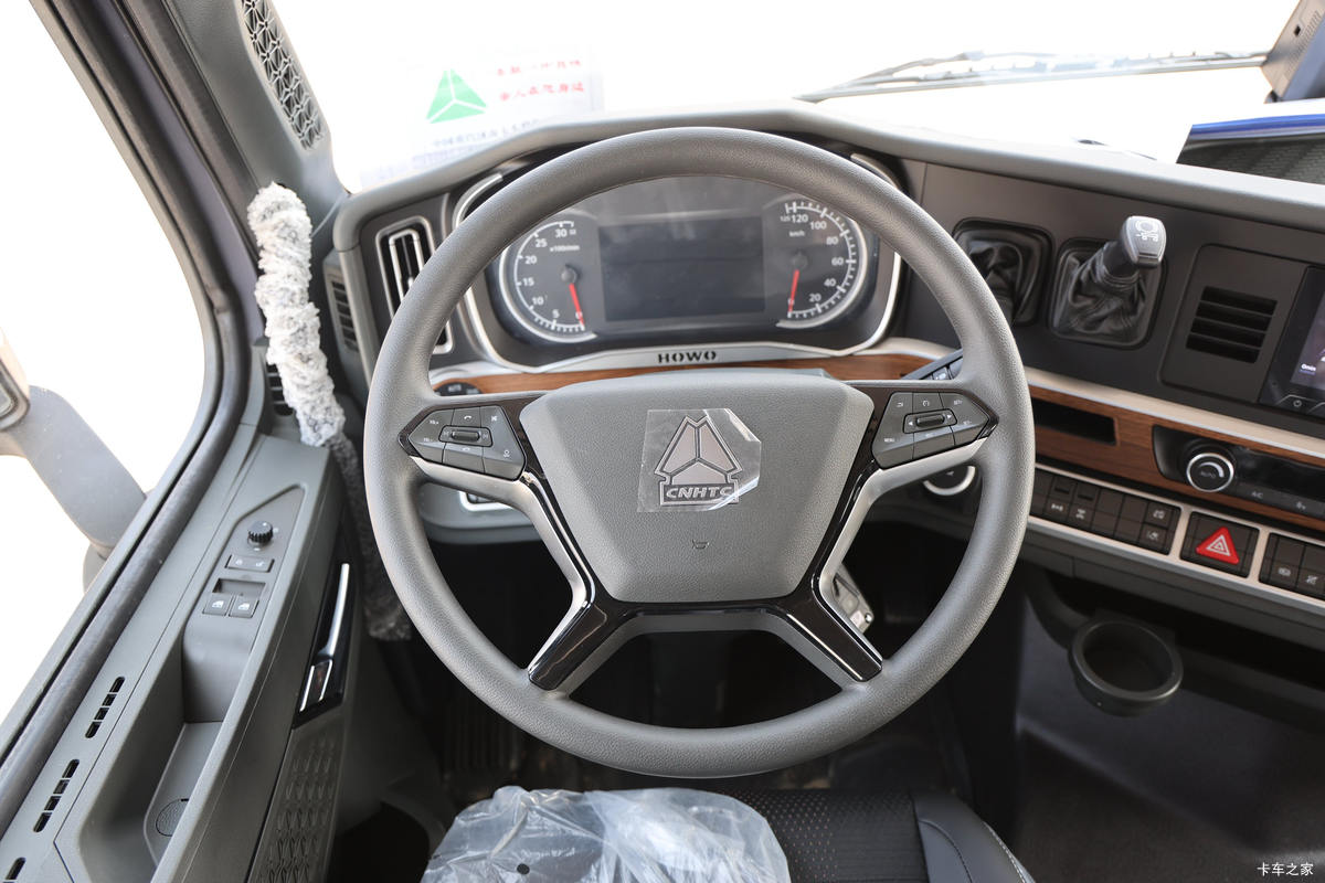 【图】中国重汽 HOWO TH7-N 沃尊版 480马力 6X4 LNG自动档牵引车_实拍图片_4015107_卡车之家