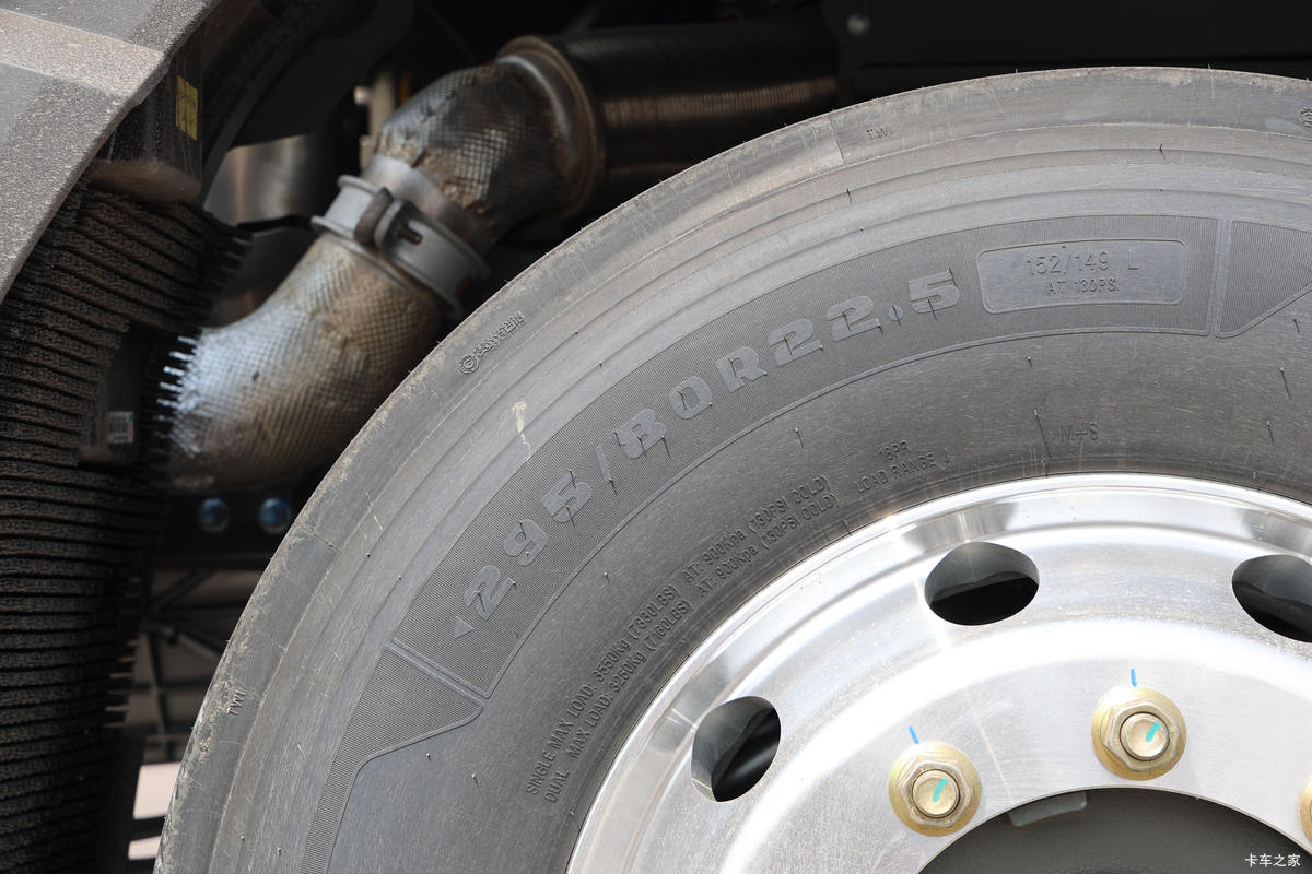 【图】中国重汽 HOWO TH7-N 沃尊版 480马力 6X4 LNG自动档牵引车_实拍图片_4015123_卡车之家