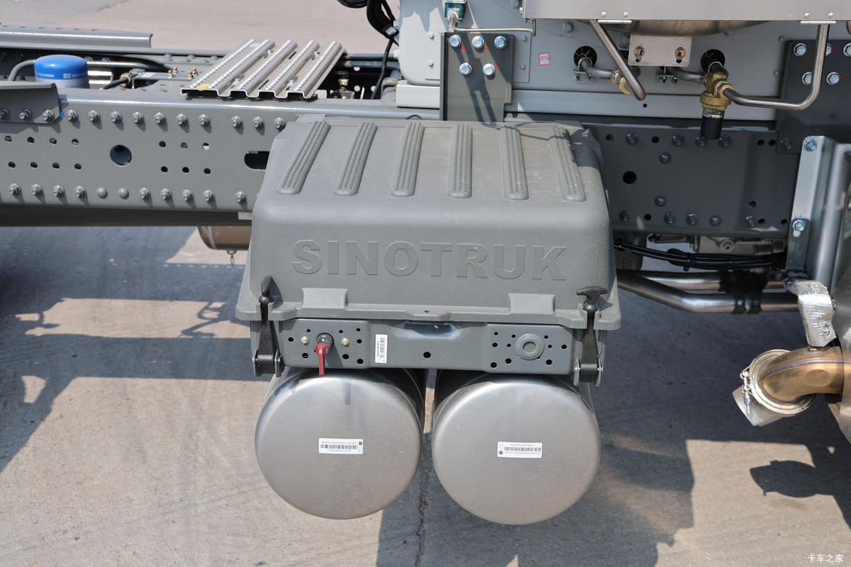 【图】中国重汽 HOWO TH7-N 沃尊版 480马力 6X4 LNG自动档牵引车_实拍图片_4015109_卡车之家