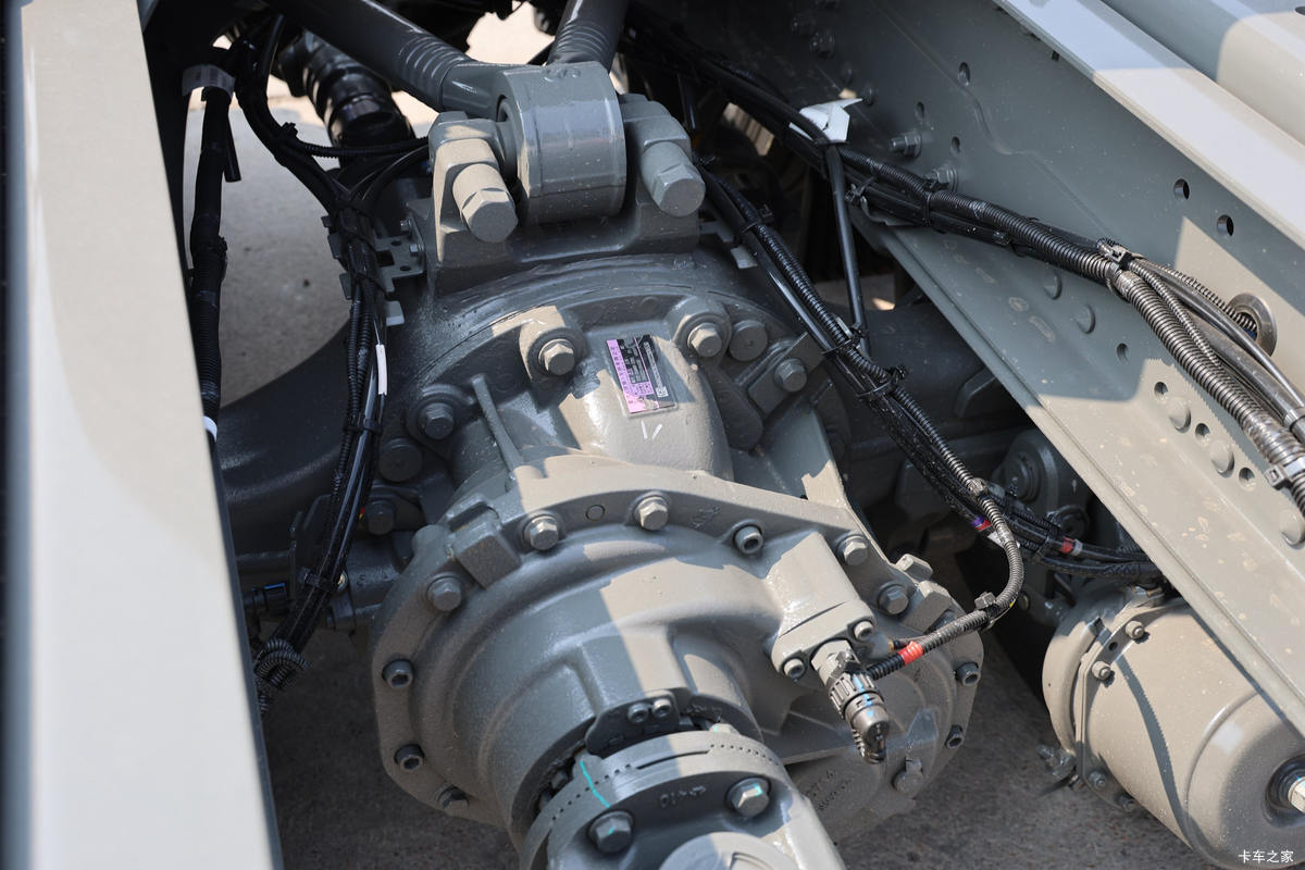 【图】中国重汽 HOWO TH7-N 沃尊版 480马力 6X4 LNG自动档牵引车_实拍图片_4015123_卡车之家