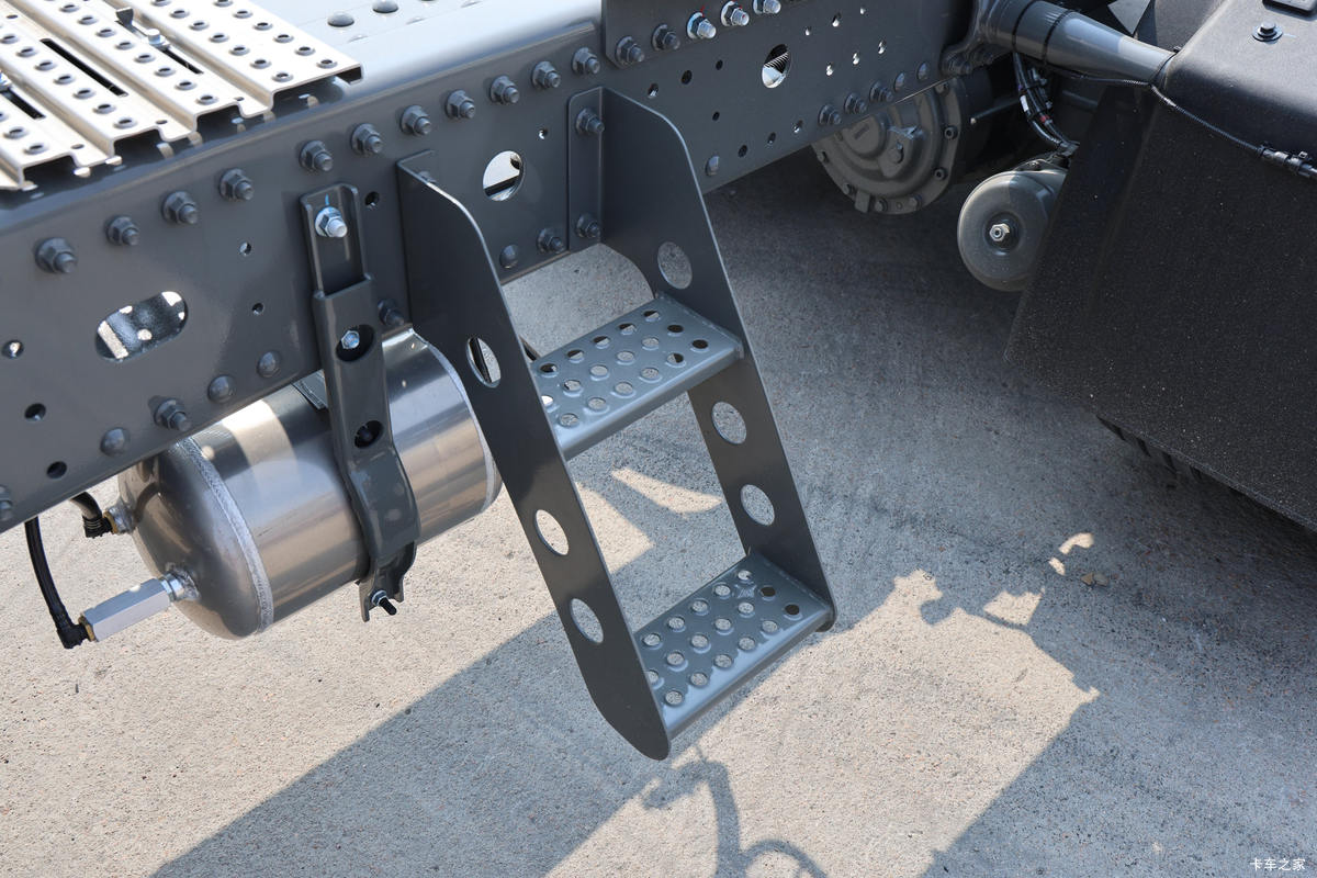 【图】中国重汽 HOWO TH7-N 沃尊版 480马力 6X4 LNG自动档牵引车_实拍图片_4015138_卡车之家