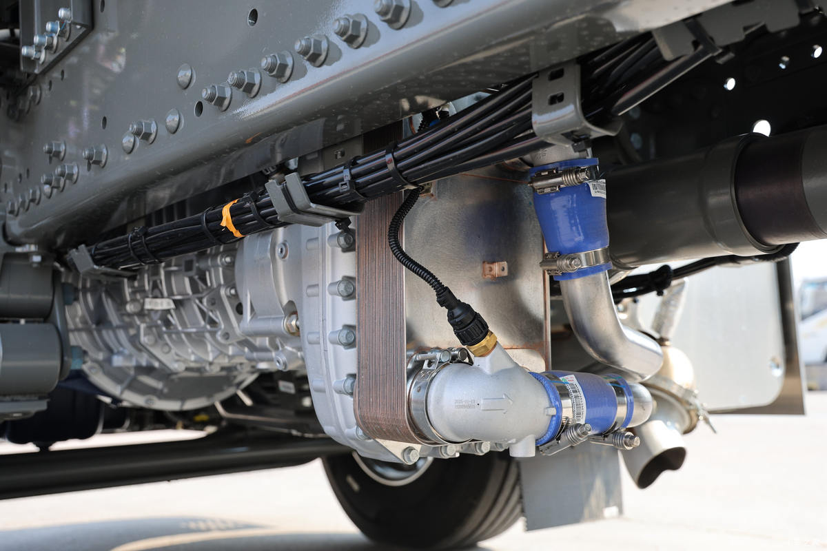 【图】中国重汽 HOWO TH7-N 沃尊版 480马力 6X4 LNG自动档牵引车_实拍图片_4015135_卡车之家