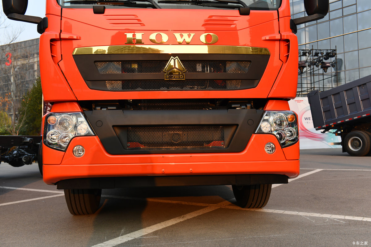 【图】中国重汽 HOWO TX7 旗舰版 7.4L柴油 330马力 4X2 中国重汽12档 6.8米仓栅式载货车_实拍图片_4017143_卡车之家