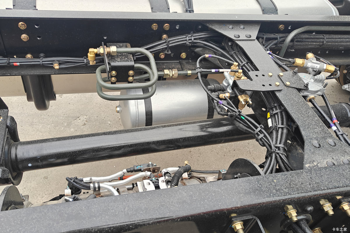 【图】陕汽 德龙G6000 旗舰版 6.8L柴油 320马力 4X2 AMT自动档 9.5米厢式载货车_实拍图片_4024449_卡车之家