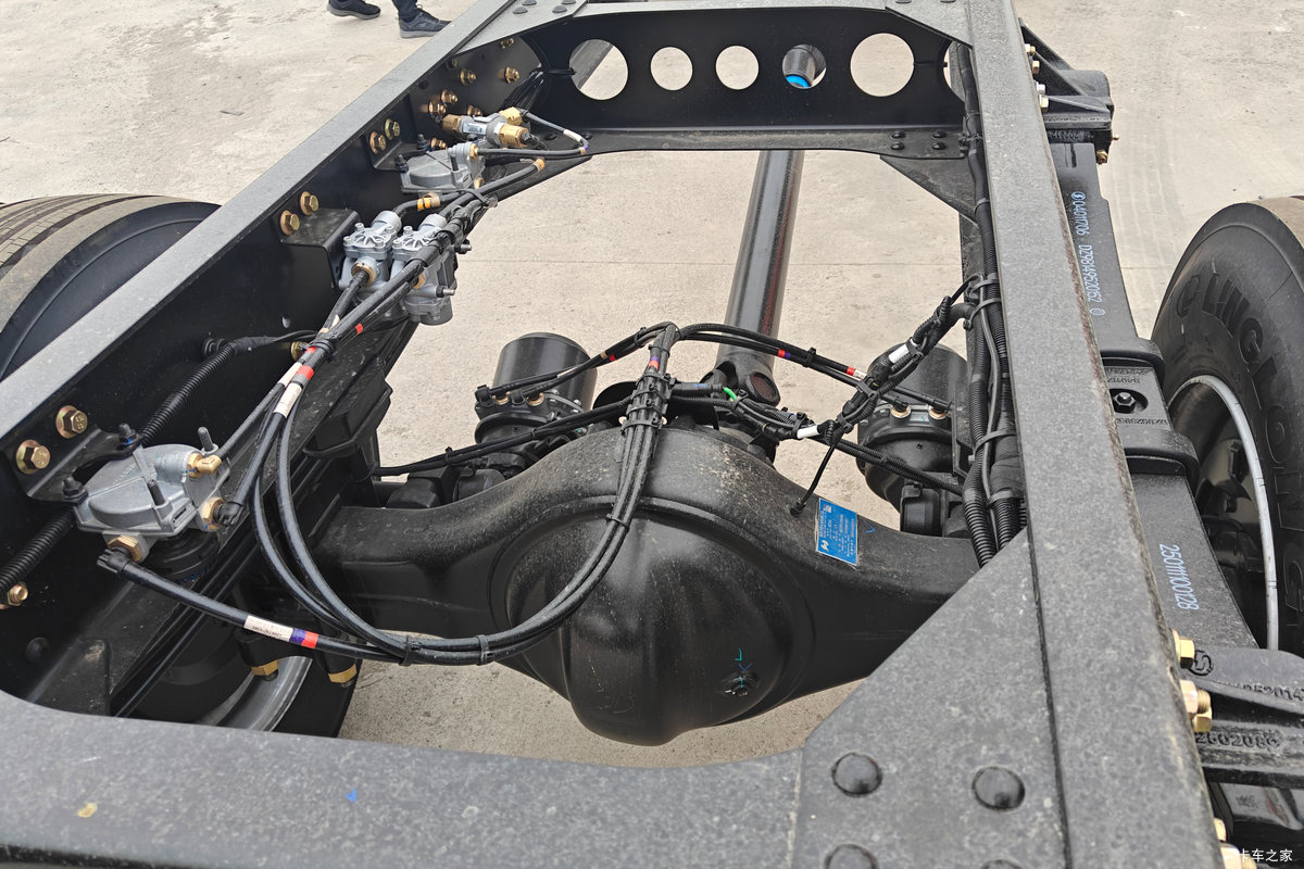 【图】陕汽 德龙G6000 旗舰版 6.8L柴油 320马力 4X2 AMT自动档 9.5米厢式载货车_实拍图片_4024448_卡车之家