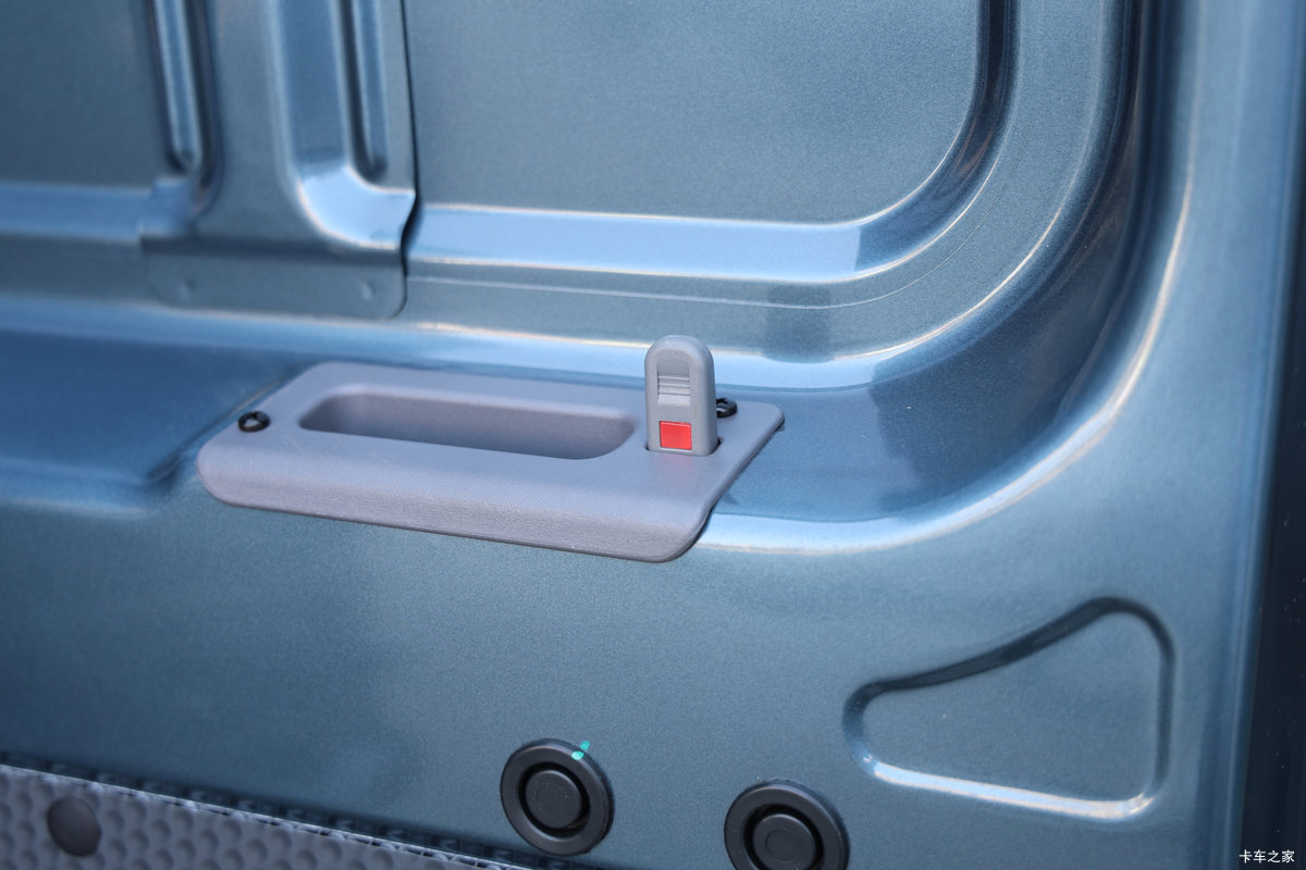 【图】东风股份御风V9+ 2.0T柴油 143马力 3座手动 长轴高顶封闭货车_实拍图片_4024958_卡车之家