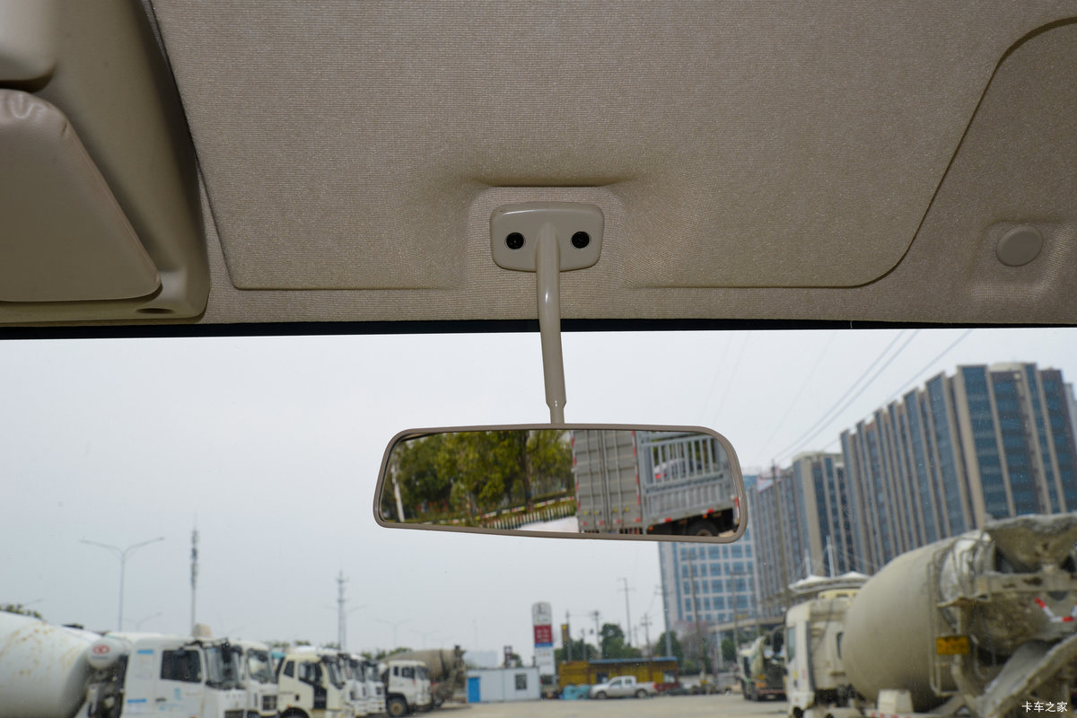 【图】解放 虎VH 2.5L柴油 180马力 法士特8档 3.82米排半仓栅式轻卡_实拍图片_4028969_卡车之家