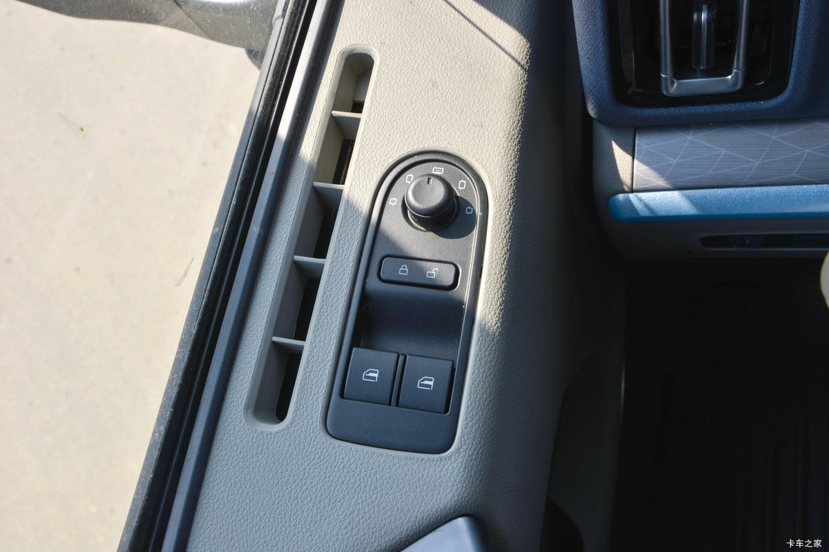 【图】重汽HOWO统帅PRO 2.5L柴油 180马力 万里扬8档 4.15米单排厢式轻卡_实拍图片_4033753_卡车之家