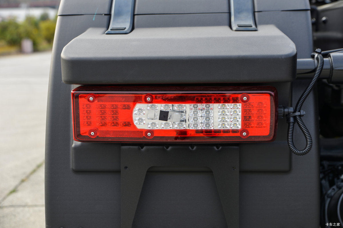 【图】东风商用车天龙旗舰GX 14.5L LNG 630马力 6X4 伊顿12档 AMT自动档 牵引车_实拍图片_4038409_卡车之家