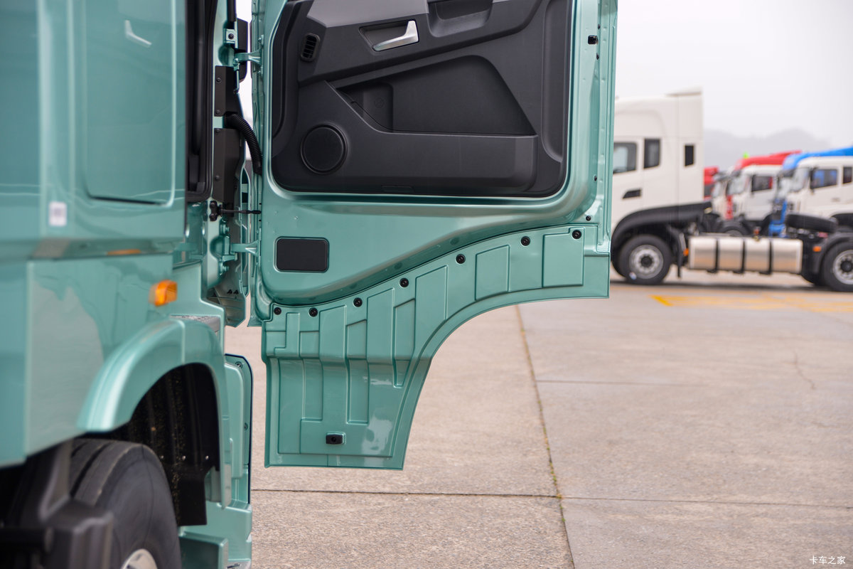 【图】东风商用车 天龙旗舰KX 嵘耀版 14.5L LNG 580马力 6X4 14档 AMT自动档 牵引车_实拍图片_4038599_卡车之家