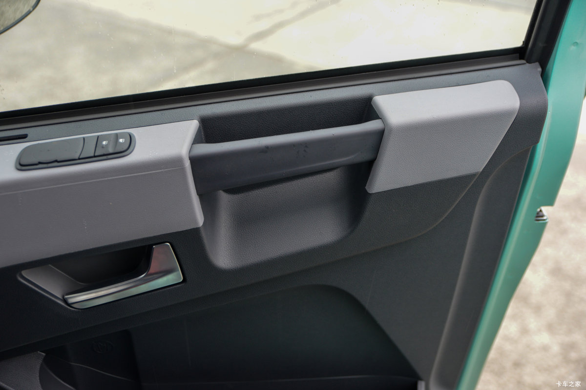 【图】东风商用车 天龙旗舰KX 嵘耀版 14.5L LNG 580马力 6X4 14档 AMT自动档 牵引车_实拍图片_4038599_卡车之家